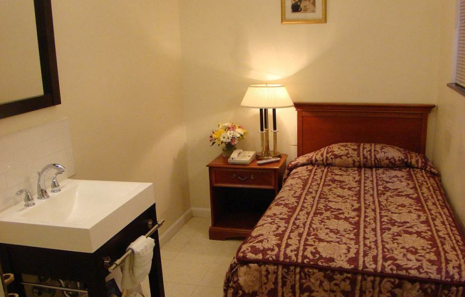 Budget Single Rooms in Central NYC | The Americana Inn